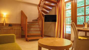 Suite Júnior, 1 quarto, não fumadores, varanda | Roupa hipoalergénica, minibar, cofre no quarto, secretária