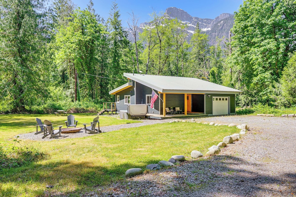 Deck, Hot Tub & Views: Sleek Getaway In Index! - Index, WA
