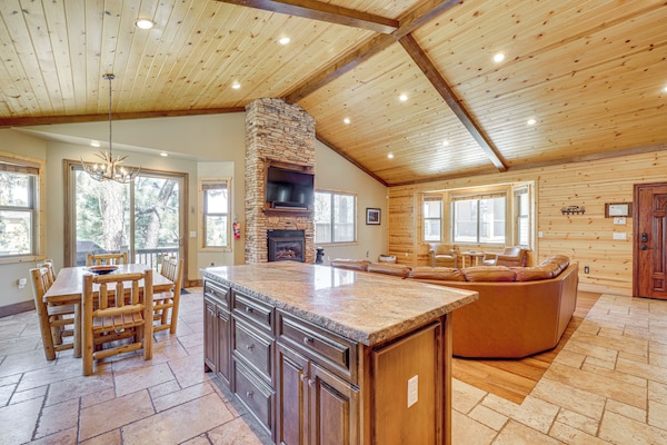 Walkable Big Bear Lake Home W/ Private Hot Tub! - Big Bear Lake, CA