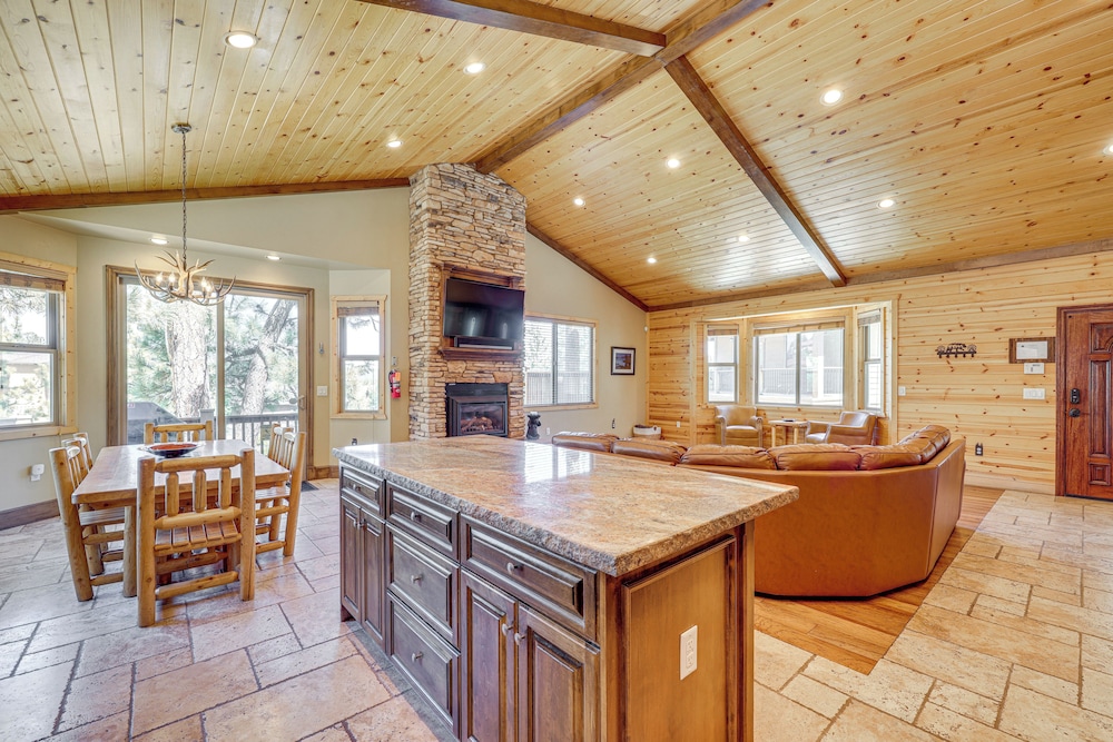 Walkable Big Bear Lake Home W/ Private Hot Tub! - Big Bear Lake, CA