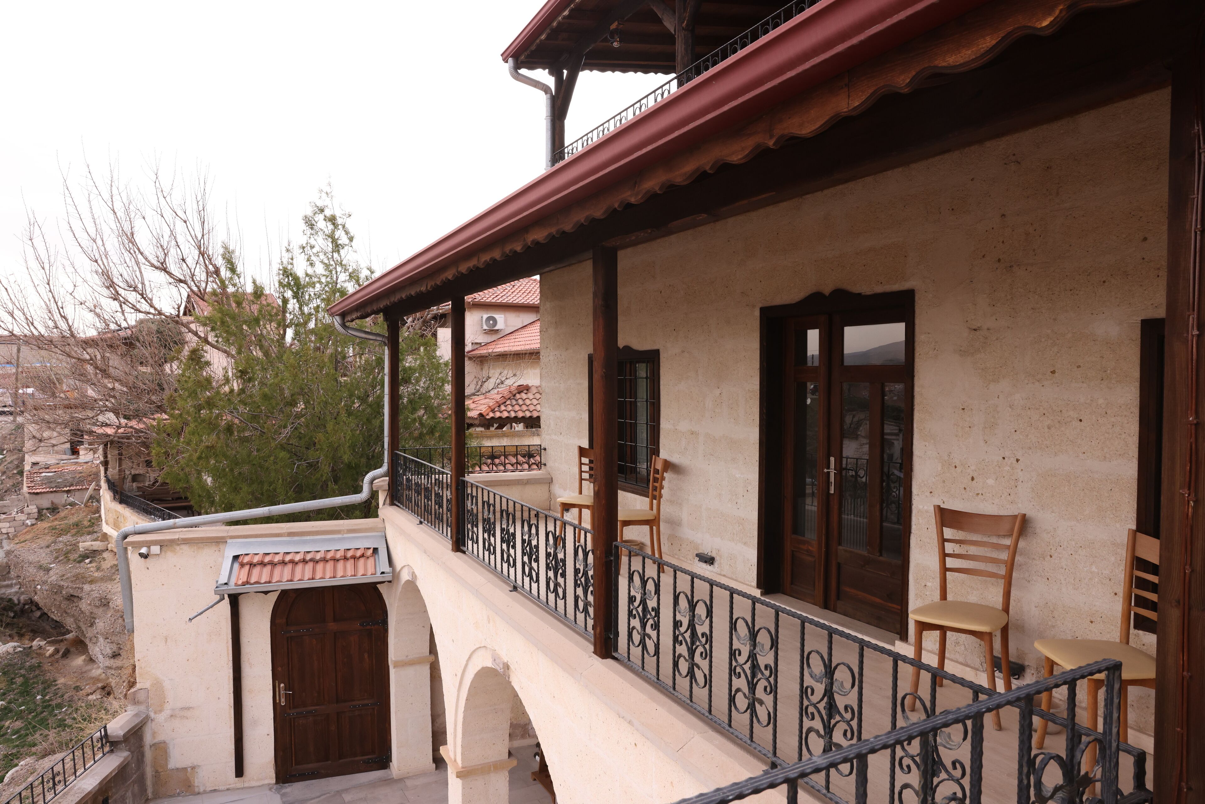 Fachada da propriedade à noite