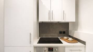 Apartamento Premium, vista para o pátio | Cozinha privada | Uma máquina de café expresso, uma chaleira elétrica, uma torradeira