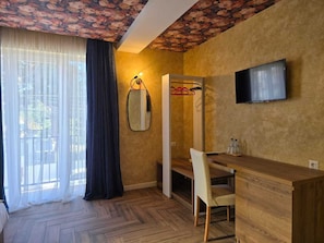 Quarto Triplo Familiar, várias camas, varanda, Vista para a cidade | Roupa de alta qualidade, camas de colchão Tempur-Pedic, secretária