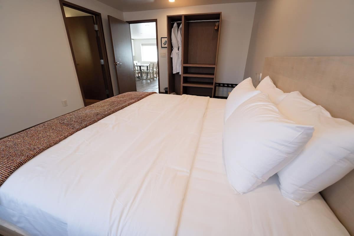 Field House 2 at High Frontier | Roupas de cama premium, camas com colchões pillow-top, cortinas blackout