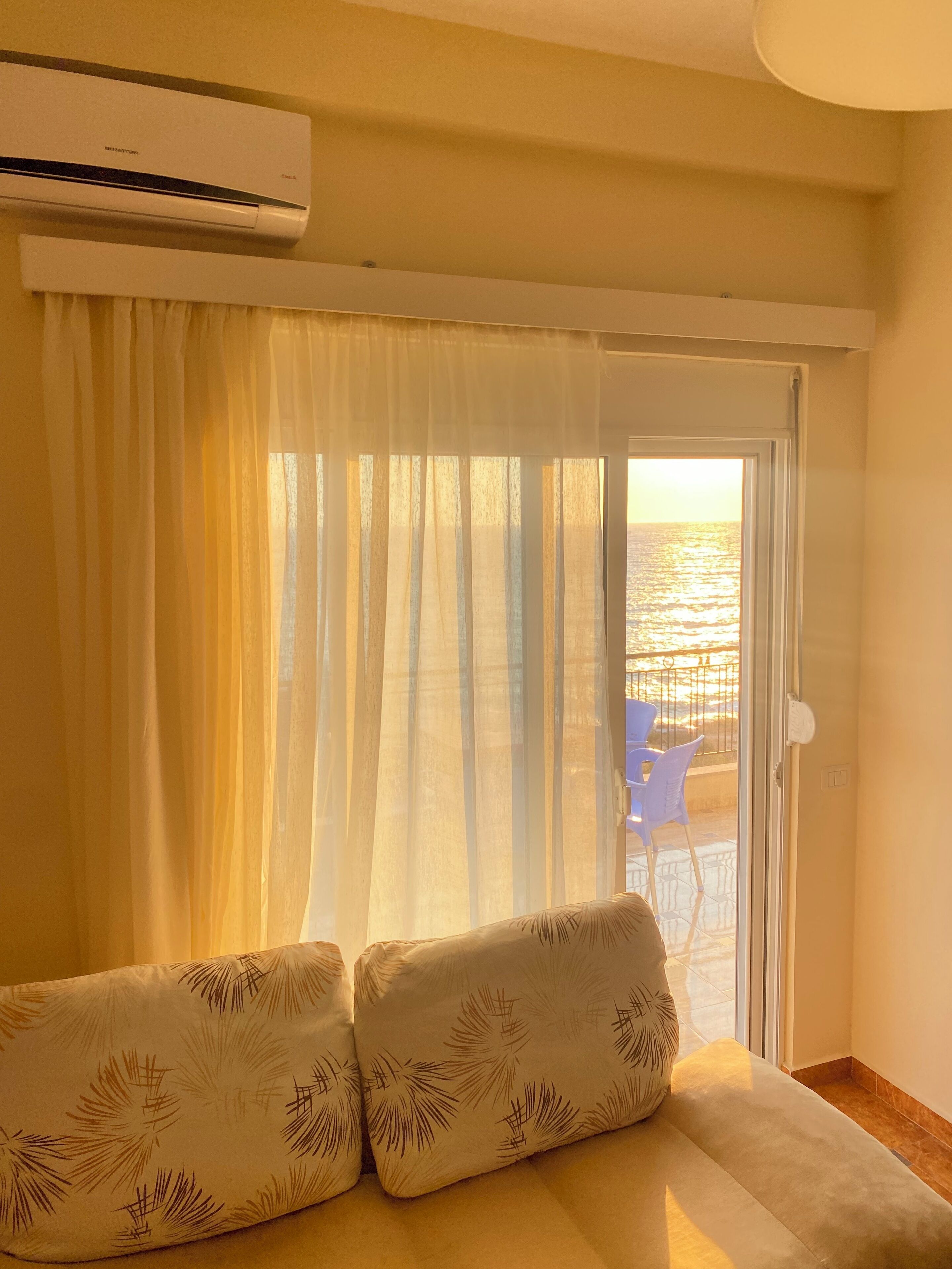 Enjoy A Cozy Stay At Our Full Seaview Apartment,2 Mins Walking To The Beach. - Sarandë