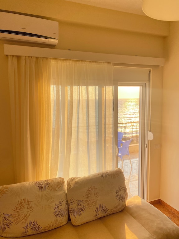 Enjoy A Cozy Stay At Our Full Seaview Apartment,2 Mins Walking To The Beach. - Sarandë
