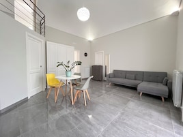 Quarto Duplo Deluxe, varanda | Sala de estar | Televisor