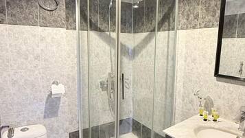 Chuveiro com efeito de chuva, toalhas de banho, sabonete, shampoo