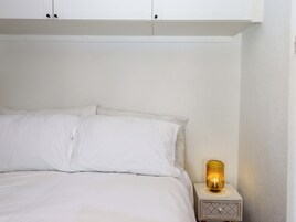 2 quartos, individualmente decorados, individualmente mobiliados