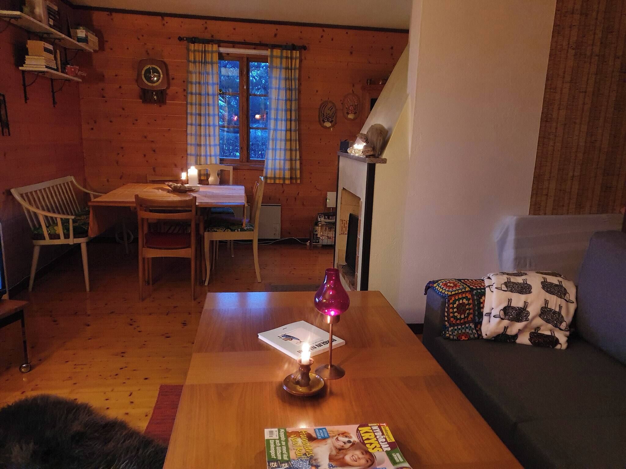 Casa, 3 quartos, varanda, vista para o jardim | Sala | Livros 
