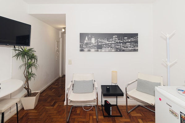 Apartamento | Sala de estar | Smart TV de 32 polegadas com canais digitais