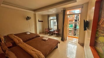 Quarto Triplo Superior, varanda, Vista para a cidade | Secretária, Wi-fi grátis