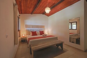 Quarto casal, vista parcial para o mar | Frigobar, cofres nos quartos, Wi-Fi de cortesia, roupa de cama