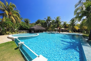 Piscina externa, funciona das 8h às 20h, guarda-sóis, espreguiçadeiras