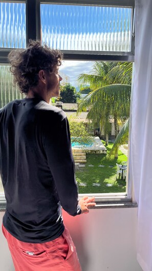 Quarto casal standard, vista para a piscina | Wi-Fi de cortesia, roupa de cama