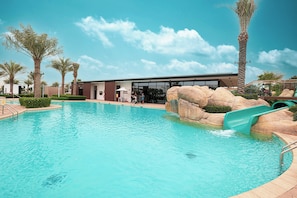 4 piscinas exteriores, da(s) 9:00 à(s) 21:00, guarda-sóis