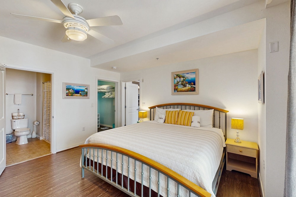 Peaceful pool view condo close to the beach and nature with games, AC ...