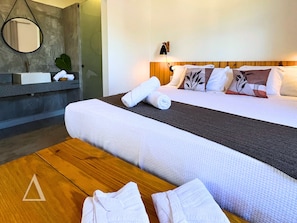 Suíte conforto, banheira de hidromassagem | Camas com colchões pillow-top, frigobar, cortinas blackout