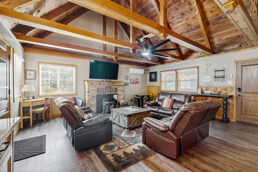 Updated, Dog-friendly Cabin With Fireplace, Washer And Dryer Near Lake - Shaver Lake, CA