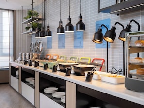 Café da manhã com buffet grátis todos os dias