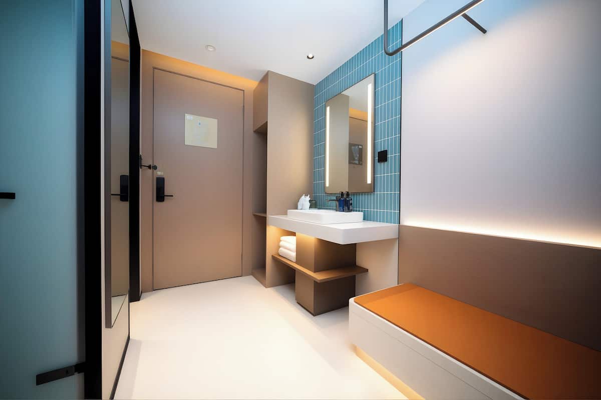 Quarto standard, 1 cama Queen | Banheiro | Chuveiro, produtos de toalete de grife, secador de cabelo, chinelos