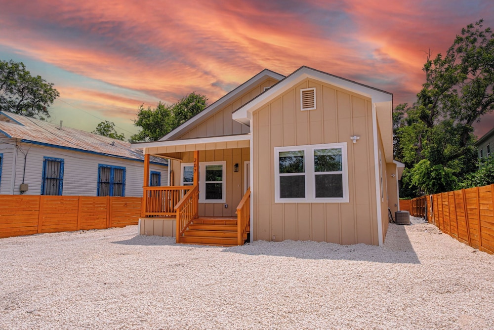 Generous 4br/3ba Charmer Near Glorius Downtown! - San Antonio, TX