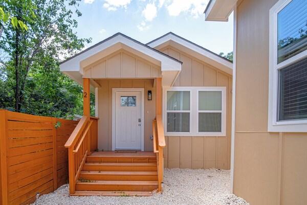 Historic Comfort 2br/1ba Guesthouse Near Riverwalk - San Antonio, TX