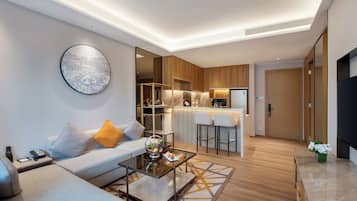 Quarto club, 1 quarto, para não fumantes (1 Bedroom Living Apartment, M Club) | Área de estar | TV LCD 43 cm com canais a cabo