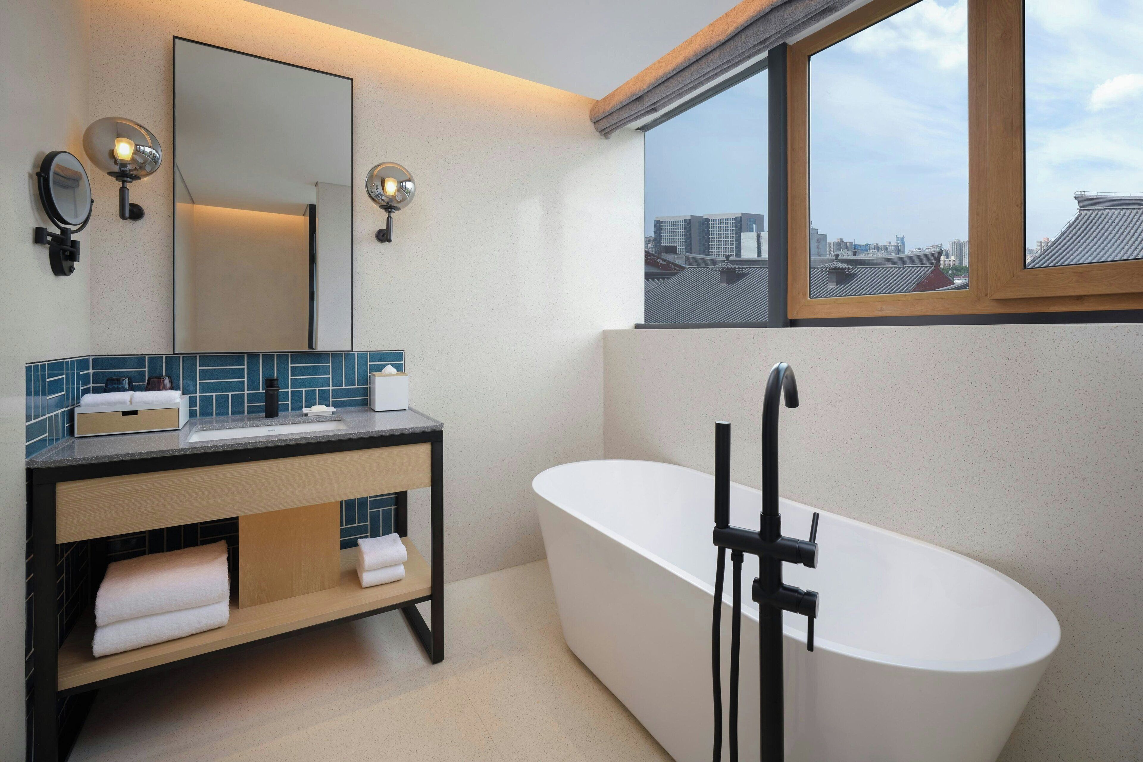 Suite Executiva, 1 cama king-size, Vista para a cidade | Casa de banho | Artigos de higiene ecológicos 