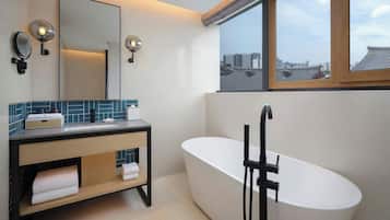 Suite Executiva, 1 cama king-size, Vista para a cidade | Casa de banho | Artigos de higiene ecológicos