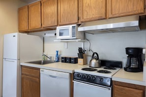 Condo, várias camas, varanda, vista para o jardim (Cozy Cascade Retreat) | Cozinha privada | Geladeira, micro-ondas, fogão, cooktop
