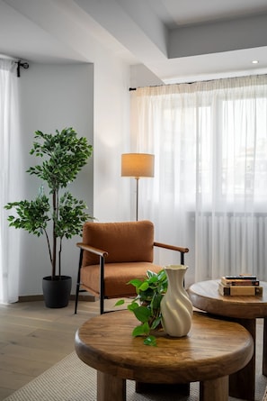 Apartamento Deluxe, 3 quartos, varanda, Vista para a cidade | Sala de estar