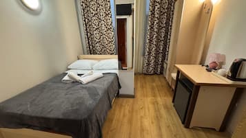 Quarto casal urbano | Escrivaninha, espaço de trabalho para notebook, Wi-Fi de cortesia