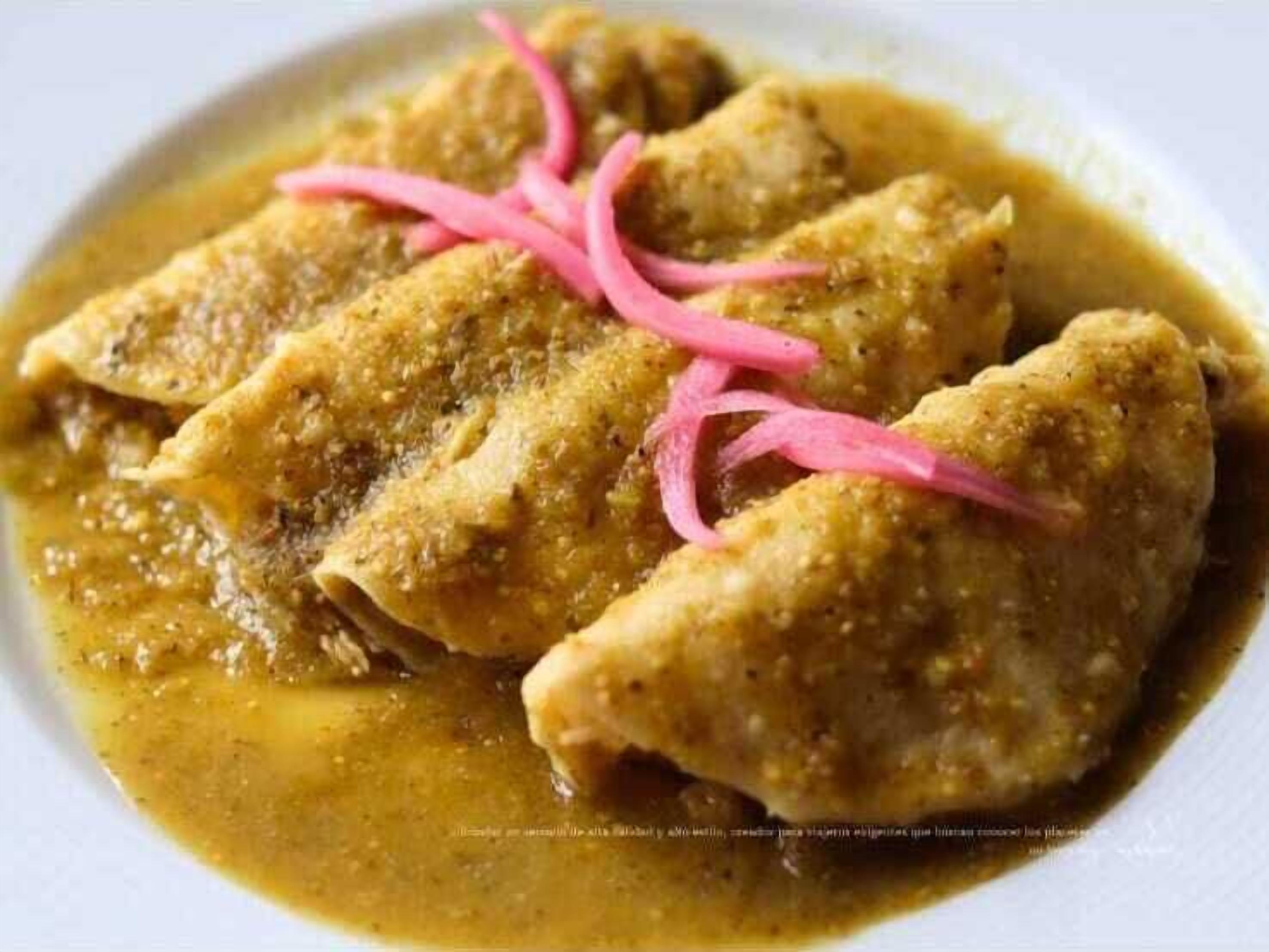 Um prato de comida com molho cremoso e enfeite rosa.