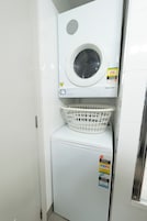 Máquina de lavar e secar compacta, com elevada eficiência energética e poupança de água.