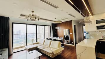 Apartamento Superior, varanda, Vista para a cidade | Sala | Televisor LED de 50 polegadas com canais por cabo