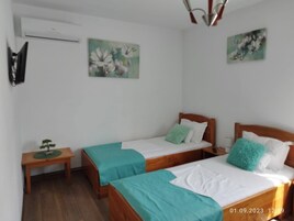Quarto Triplo Comfort | Minibar, com decoração personalizada, com mobília individualizada 