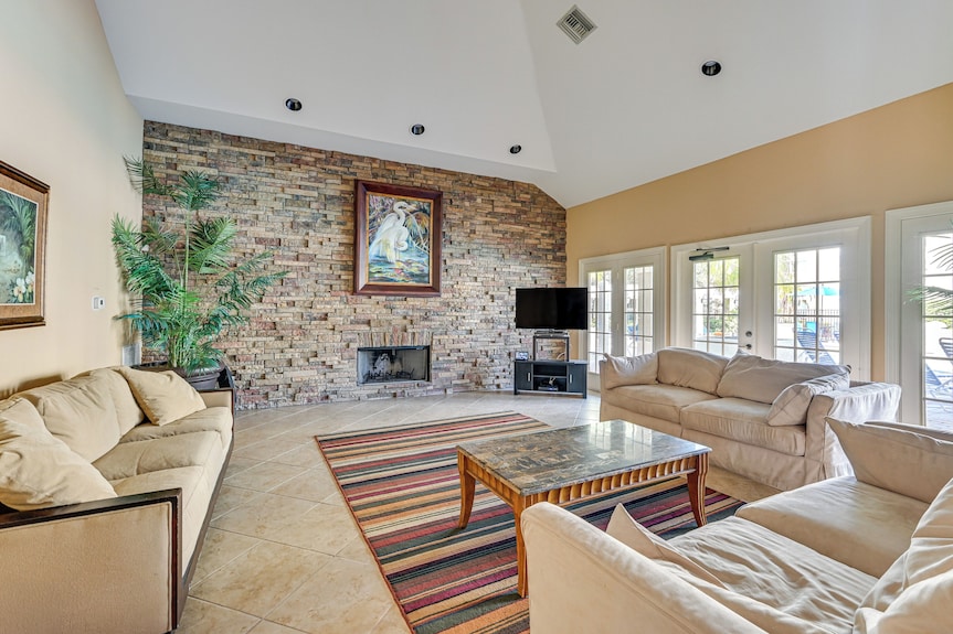 Saltwater Pool + 4 Mi To Beach: Clearwater Condo! - Clearwater, FL