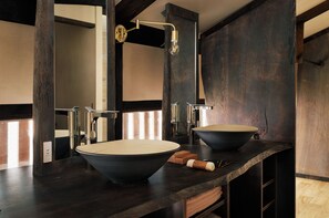 Suite de Luxo, vista para o rio | Roupa de alta qualidade, edredões de penas, minibar grátis 