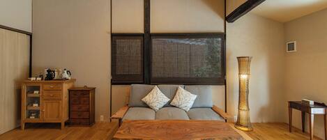 Roupa de alta qualidade, edredões de penas, minibar grátis