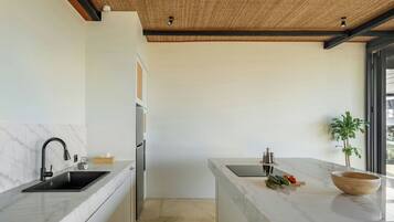 Villa Familiar, vista para o oceano | Cozinha privada | Um frigorífico, uma placa de cozinha, uma cafeteira/bule