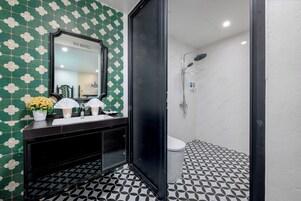 Quarto Quádruplo Deluxe, vista para a montanha | Casa de banho | Artigos de higiene pessoal grátis, um secador de cabelo, roupões 