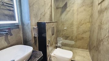 Quarto Duplo Deluxe | Casa de banho | Um polibã, toalhas fornecidas, sabão, champô