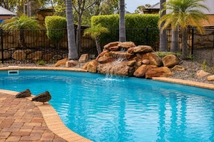 Piscina externa, funciona das 9h às 17h, espreguiçadeiras