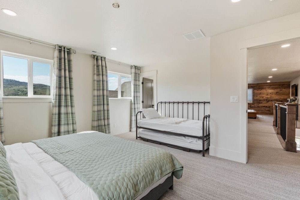 Lake Haven Lodge | Sleeps 40, Private Pickleball Court, Spa, Views ...