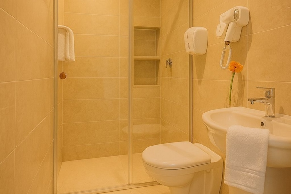 Um chuveiro de hidromassagem, produtos de higiene exclusivos