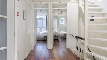 Apartamento Superior, Vista para a cidade | Cofre no quarto, cortinas/cortinados opacos, ferro/tábua de engomar