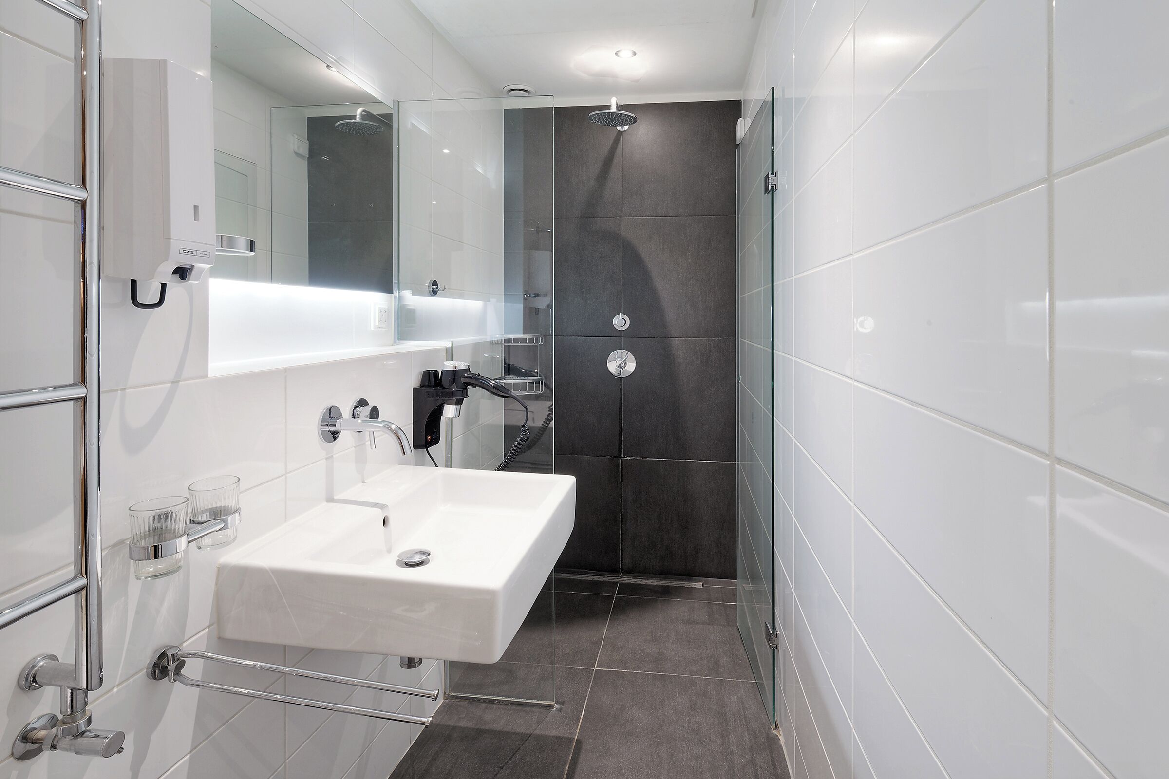 Quarto casal conforto | Banheiro | Chuveiro, secador de cabelo, toalhas de banho, papel higiênico