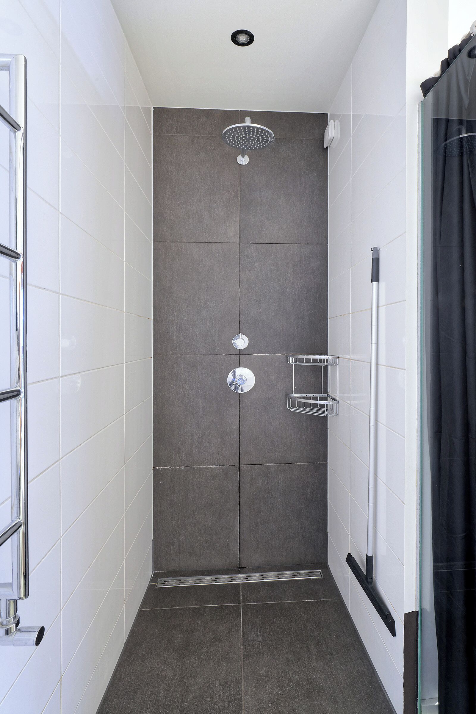 Quarto triplo conforto, vista para o pátio | Banheiro | Chuveiro, secador de cabelo, toalhas de banho, papel higiênico