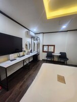 Quarto casal luxo | Escrivaninha, espaço de trabalho para notebook, Wi-Fi de cortesia